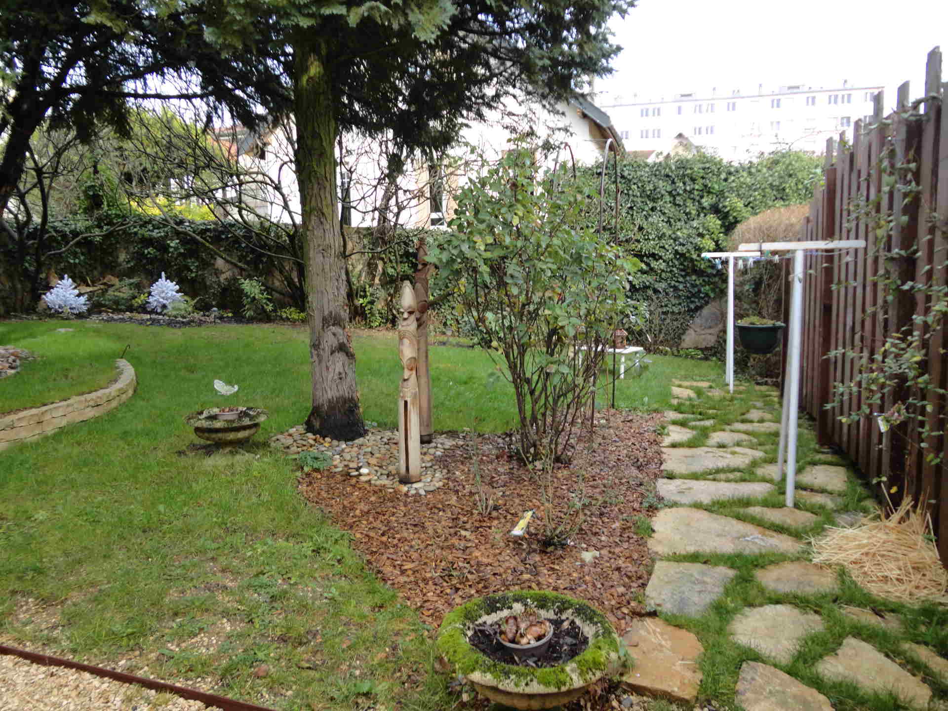 Des dalles pour un espace plus propre à l'accès - C'Déco Paysagiste